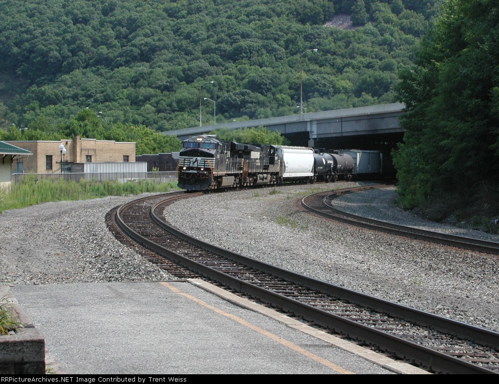 Westbound NS Train rounding curve